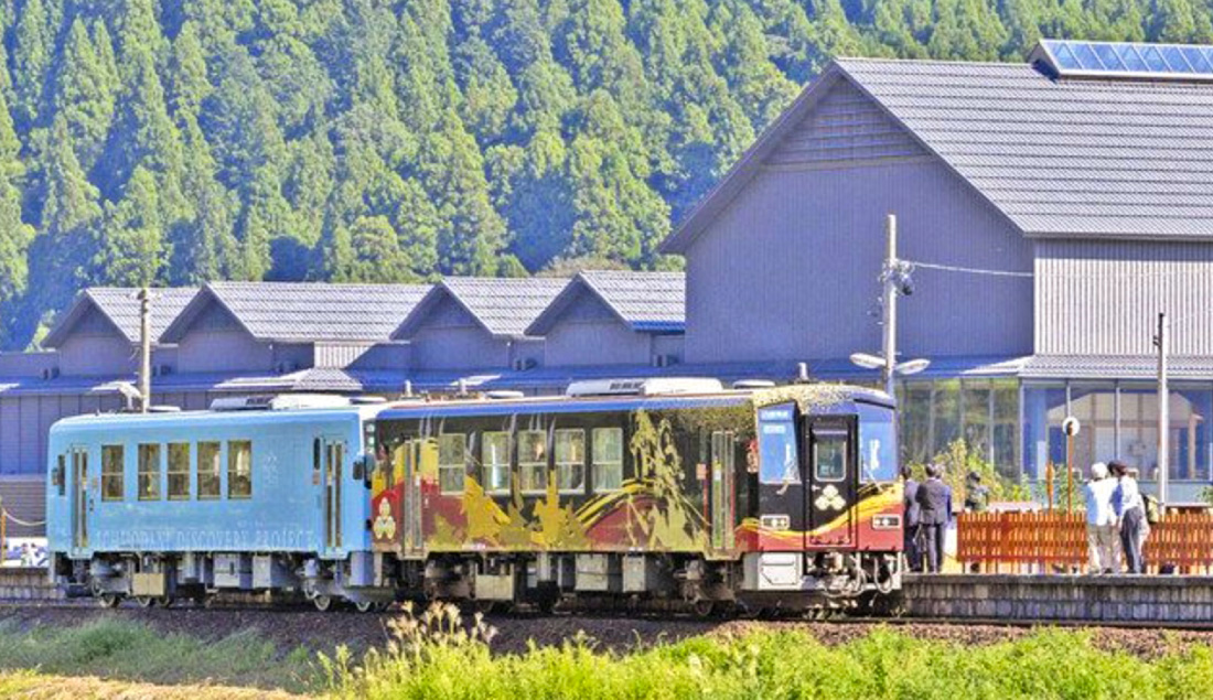 朝倉氏博物館に誘う「戦国列車」 JR越美北線で運行開始 | 日々URALA（ウララ）福井県のおすすめ情報