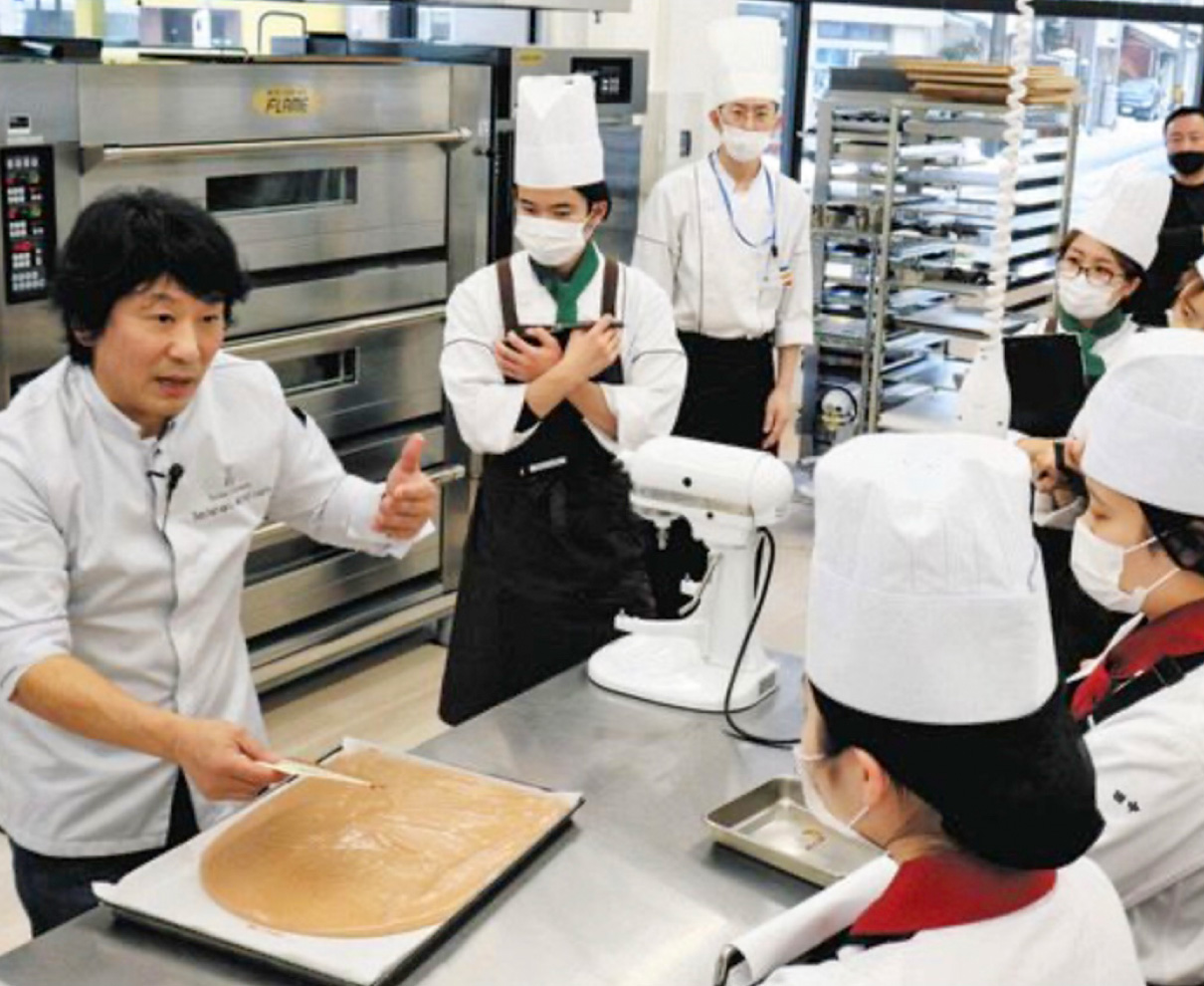 一流の菓子作りを間近で パティシェの青木定治さん、福井の専門学校で実演 | 日々URALA（ウララ）福井県のおすすめ情報