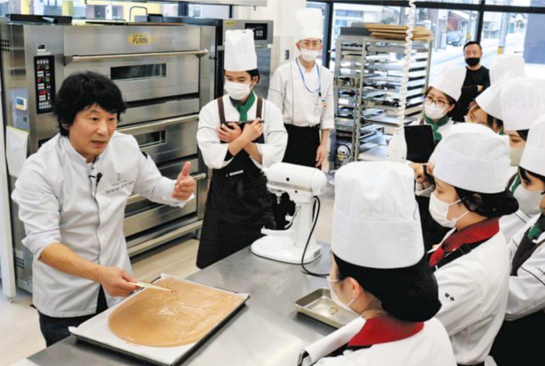 一流の菓子作りを間近で パティシェの青木定治さん、福井の専門学校で実演 | 日々URALA（ウララ）福井県のおすすめ情報