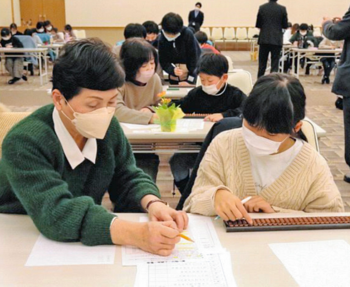 そろばん、家族で力合わせ 福井ではじき初め | 日々URALA（ウララ）福井県のおすすめ情報