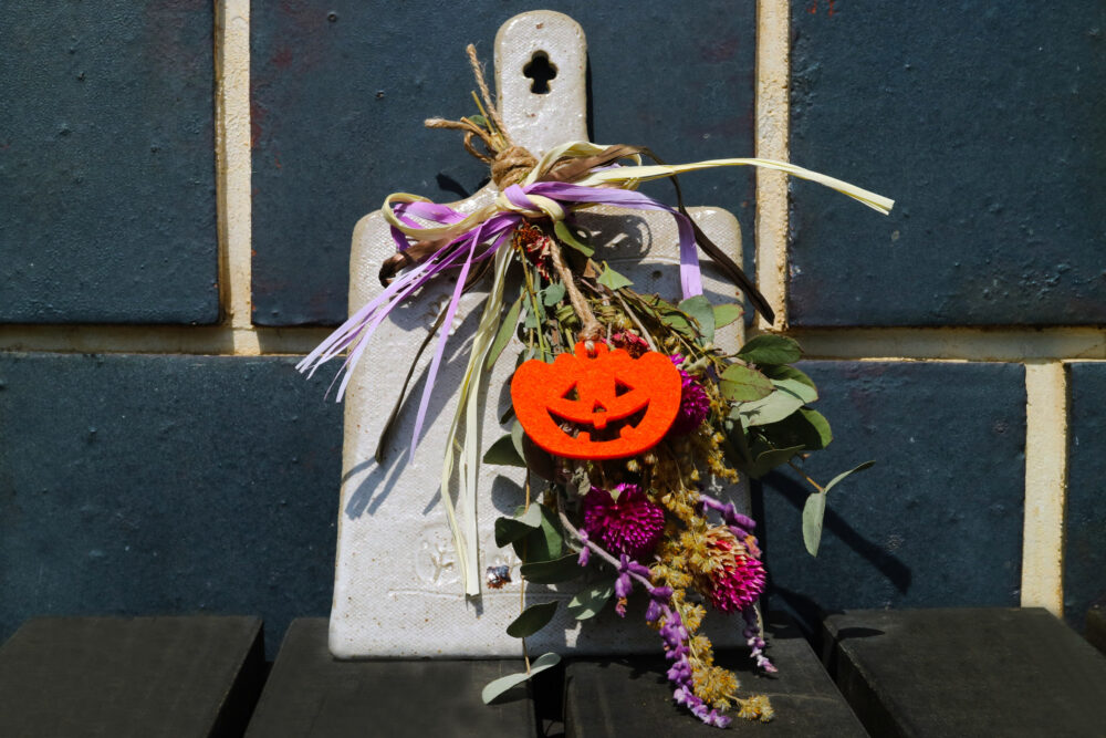 ハロウィンに飾る陶板とスワッグ | 日々URALA（ウララ）