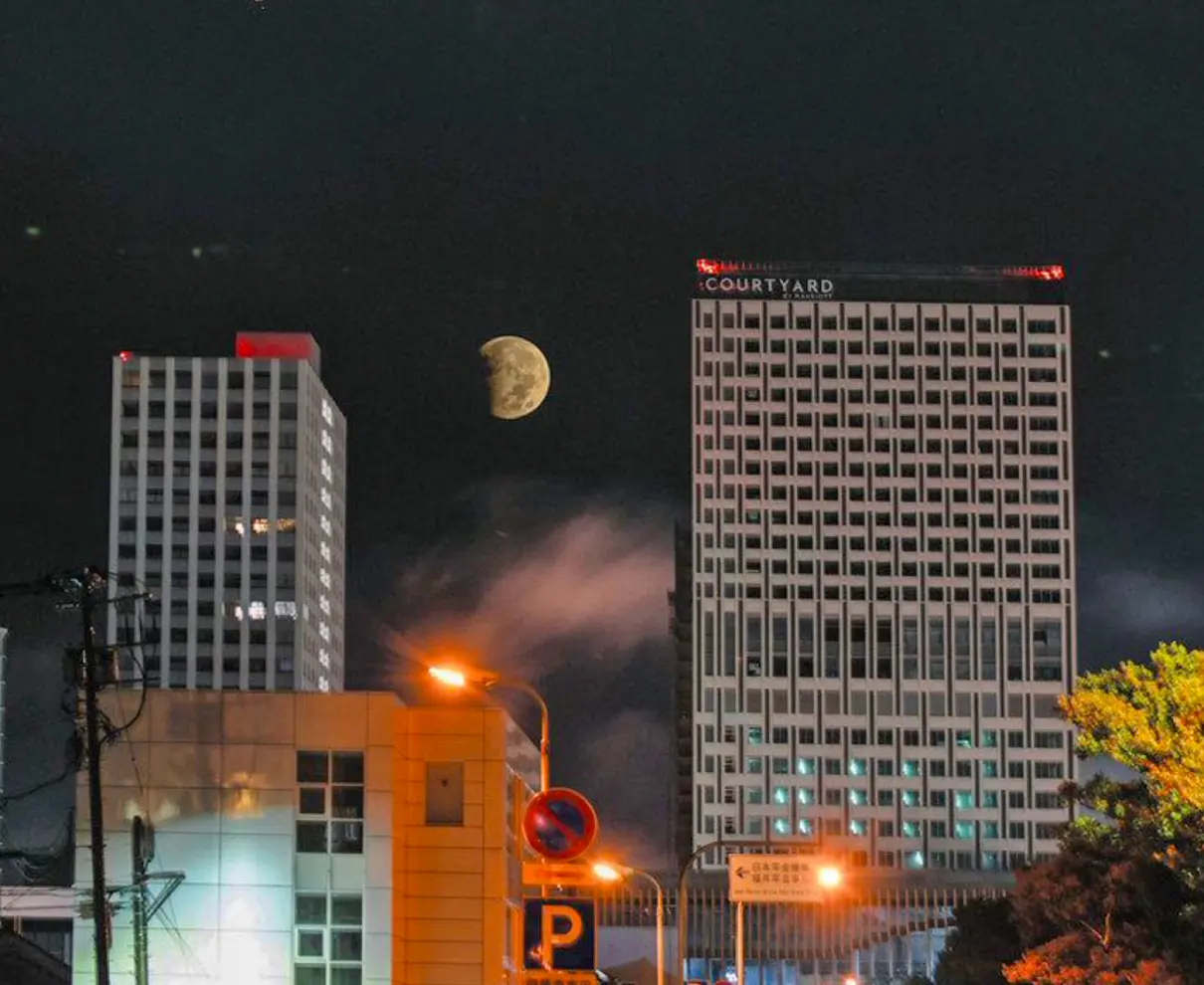 部分月食 ビル群に沈む 夜明け前の県都 | 日々URALA（ウララ）福井県のおすすめ情報
