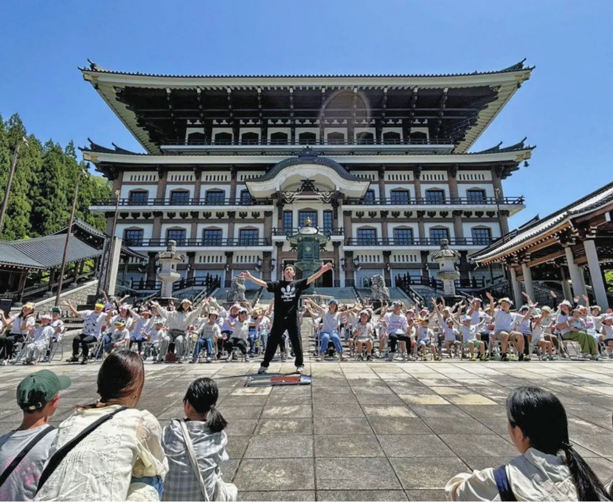 100人超の椅子タップ 勝山の大仏殿前でイベント | 日々URALA（ウララ）福井県のおすすめ情報
