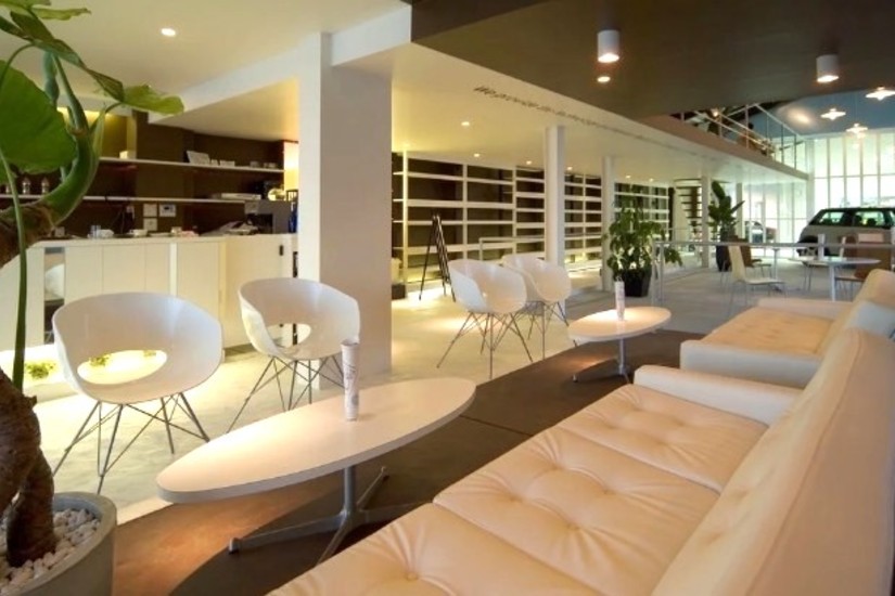 ガレージ風の造りで解放感抜群！ ワンちゃんと一緒にくつろげるカフェ｜Qooooo’s cafe | 日々URALA（ウララ）福井県のおすすめ情報