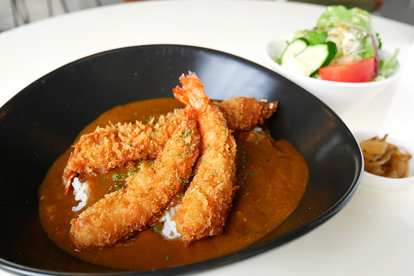 ガレージ風の造りで解放感抜群！ ワンちゃんと一緒にくつろげるカフェ｜Qooooo’s cafe | 日々URALA（ウララ）福井県のおすすめ情報